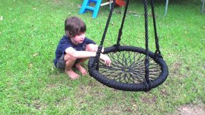 Como fazer balanço de pneu para divertir as crianças - Artesanato Passo ...
