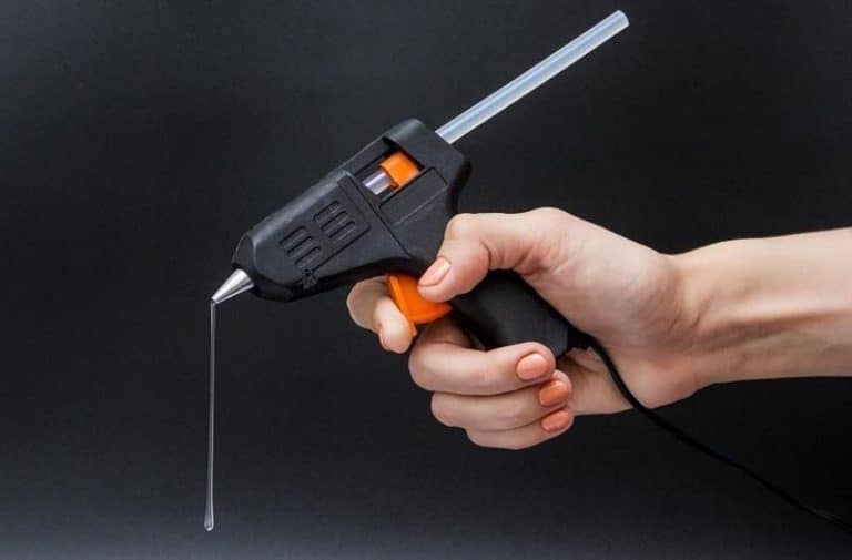 Como tirar cola de roupa: 5 truques para remover sem manchar o tecido ...