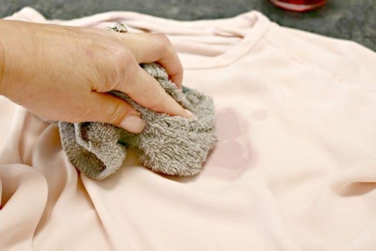 Como tirar cola de roupa: 5 truques para remover sem manchar o tecido ...