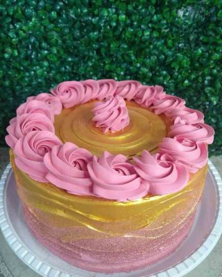 Bolo rosa com dourado: 50 fotos de bolos delicados para impressionar ...