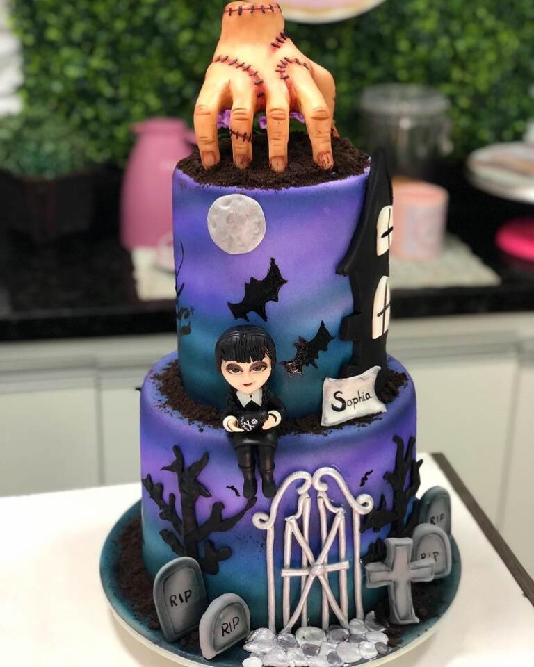 Bolo da Wandinha: 50 modelos para arrepiar sua festa - Artesanato Passo ...